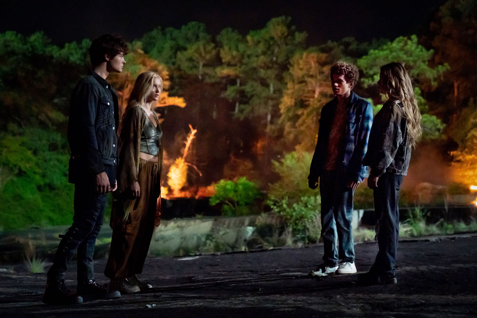 Wolf Pack Key Art: Sarah Michelle Gellar's "En Fuego;" S01E01 Images