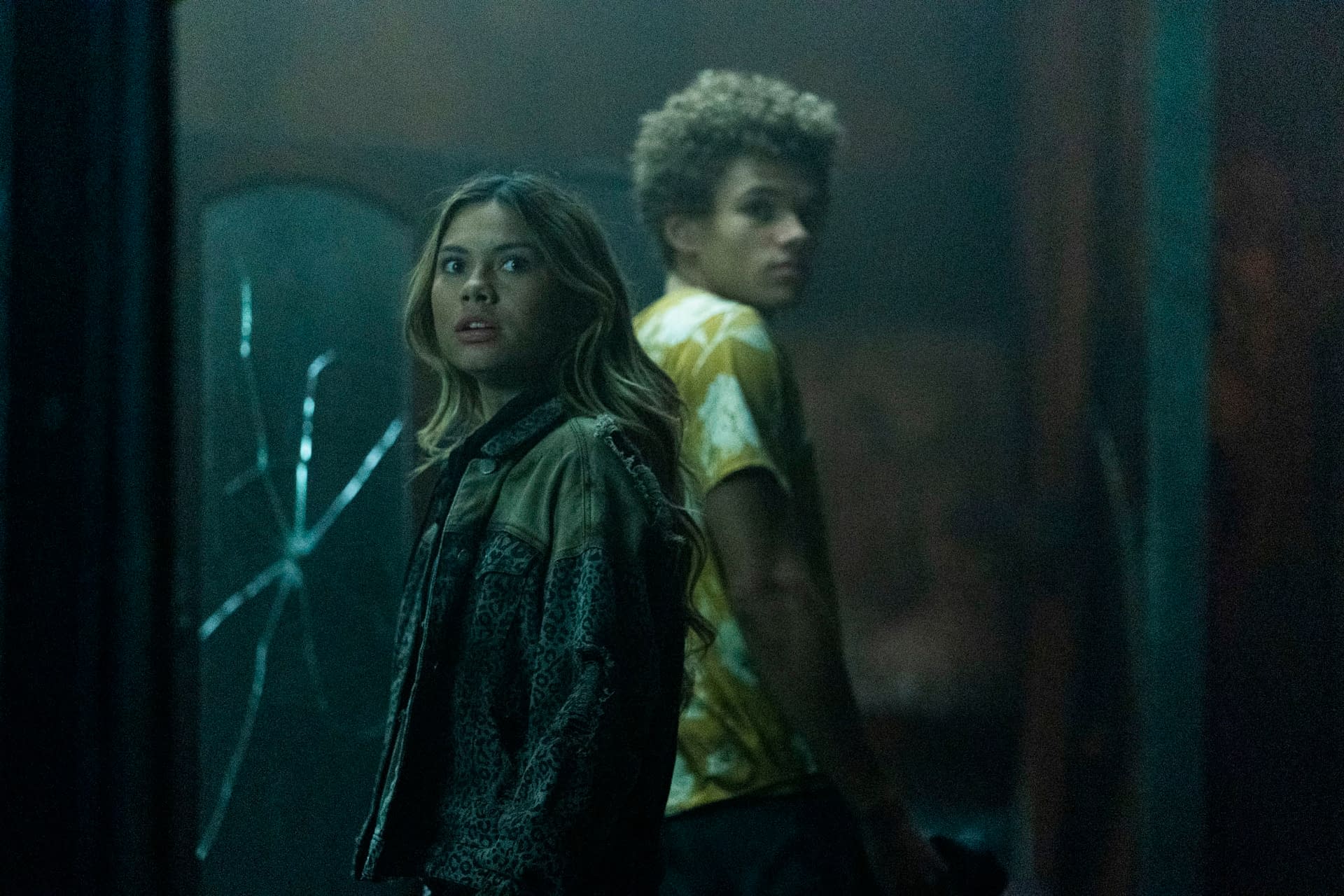 Wolf Pack Key Art: Sarah Michelle Gellar's "En Fuego;" S01E01 Images